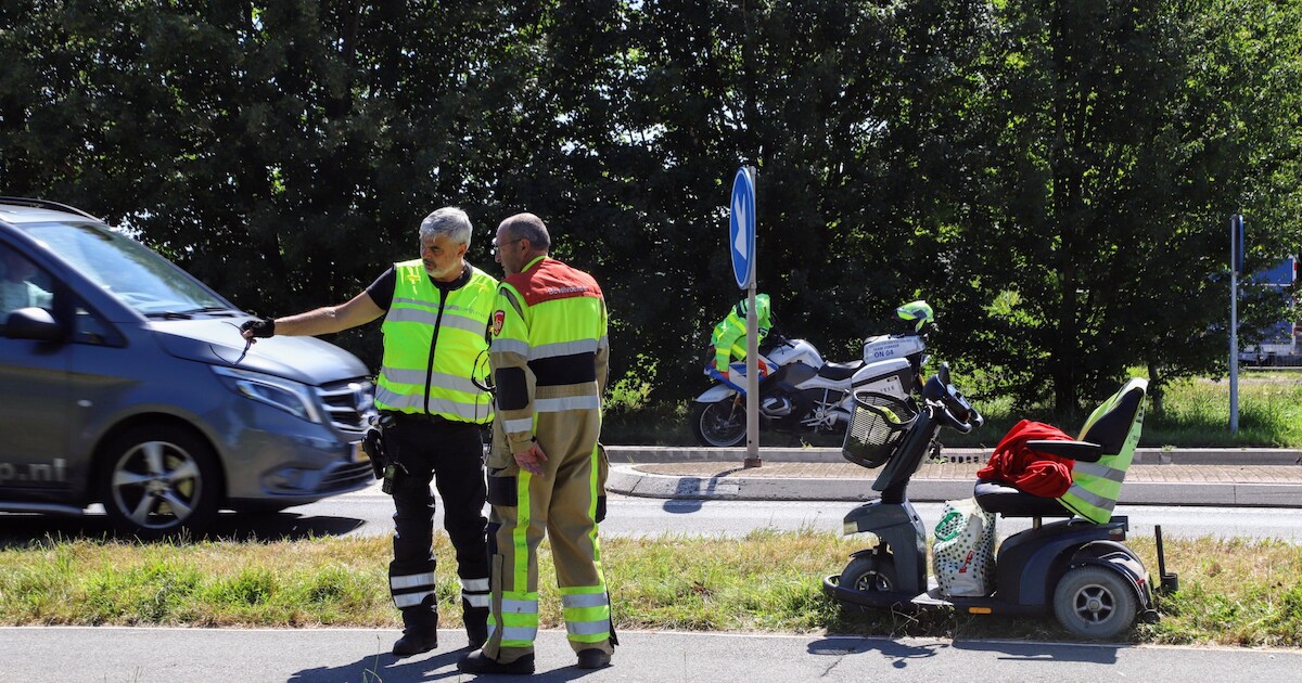 Leon ziet de scootmobiel scheef in de berm staan en komt in actie: ‘Hij ...