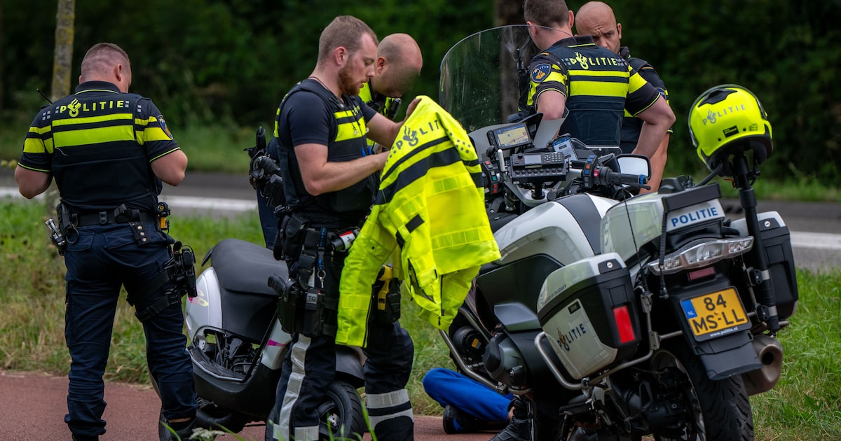 Scooterrijder ziet motoragent en gaat er ineens vandoor, politie zet ...