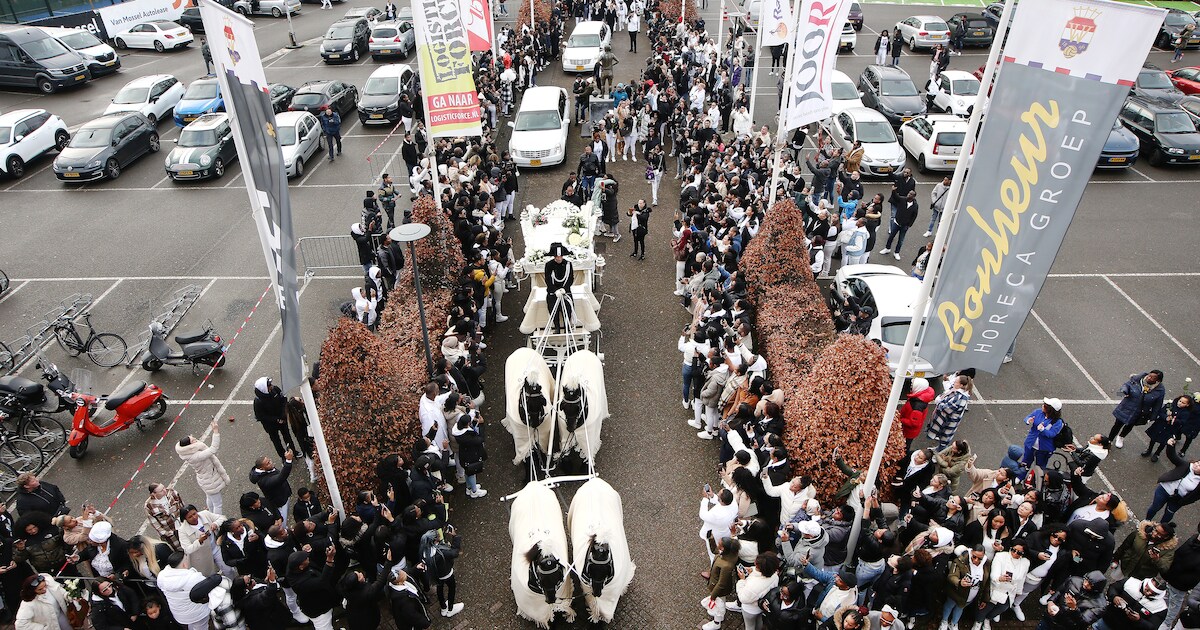 In witte koets komt de kist van doodgeschoten rapper Boechi aan bij ...