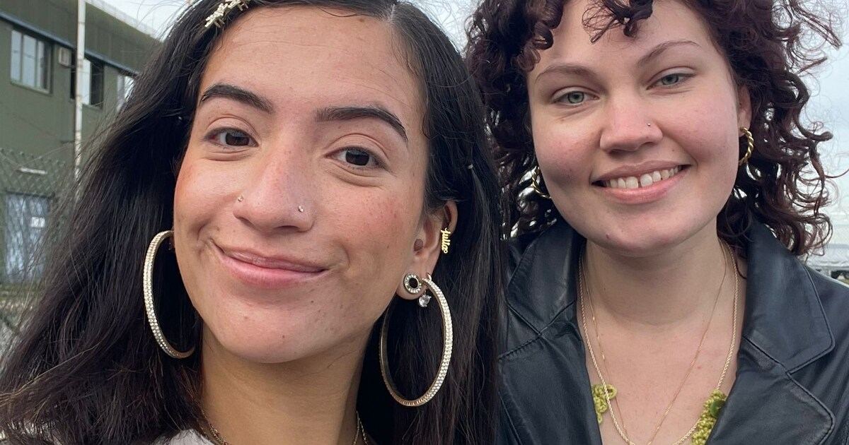 Verdacht pakketje in Weeze, nu wachten Julia en Romy in een ...