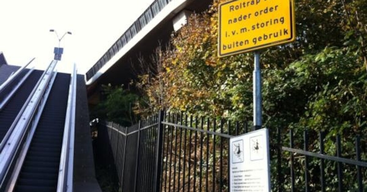 Roltrap fietsbrug Nijmegen is onveilig en staat stil | Nijmegen | De ...