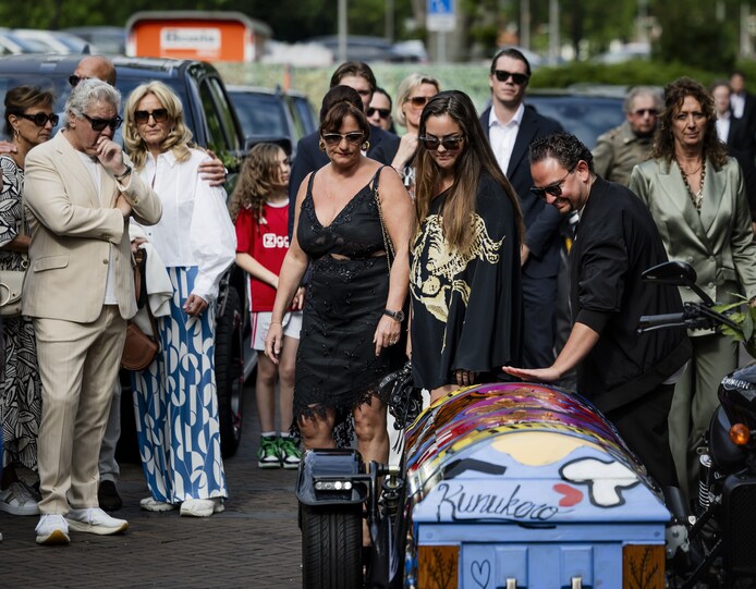 Dit was het afscheid van Jonnie Boer: met motor en per boot in kist vol verhalen | Binnenland ...