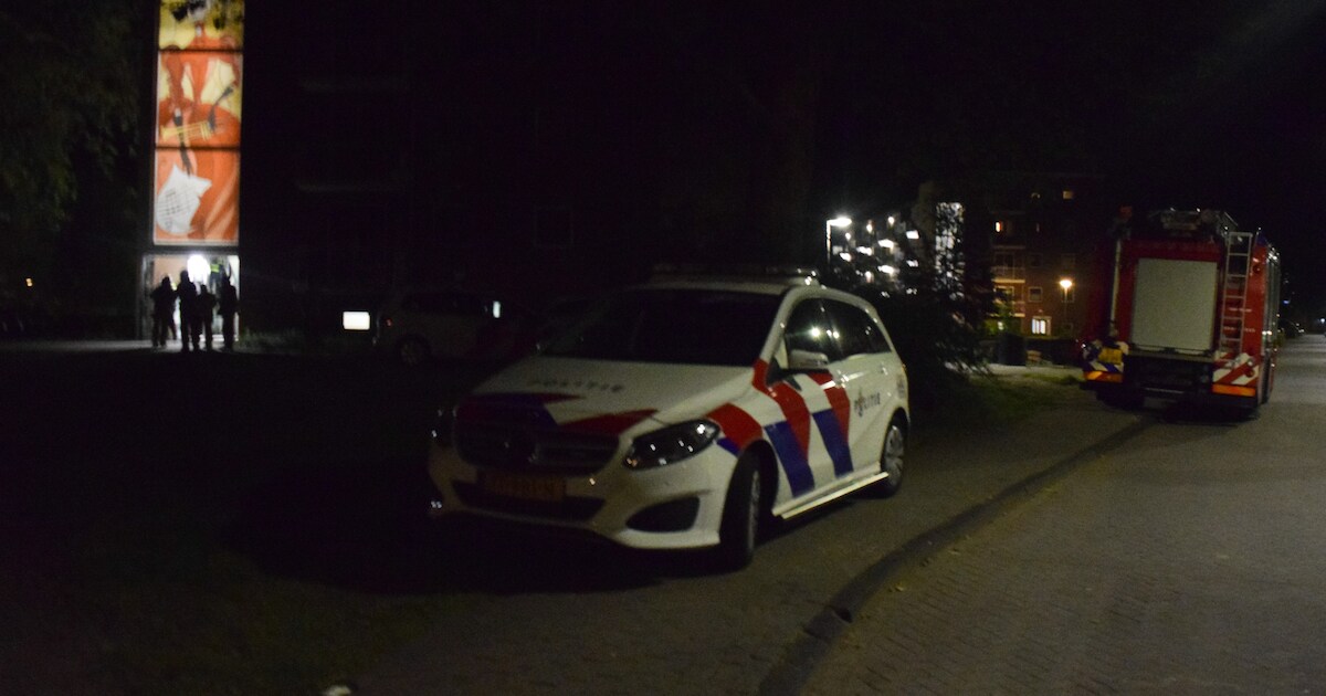 Verwarde man met mes dreigt flat op te blazen en valt agenten aan ...