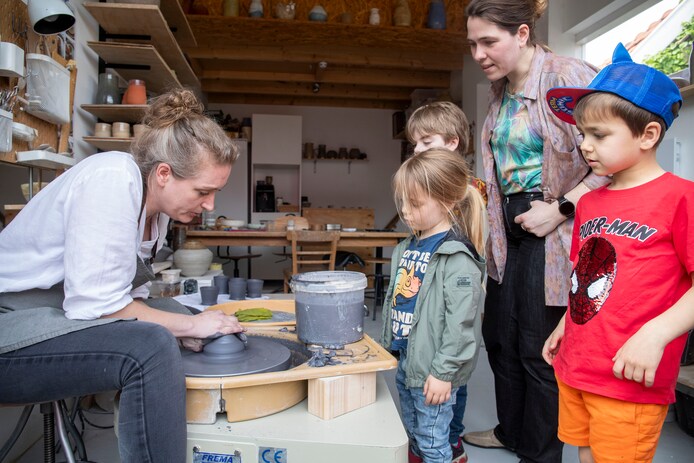 Kunst kijken én kopen tijdens de Culturele Ronde: ‘Dit is toch leuker ...