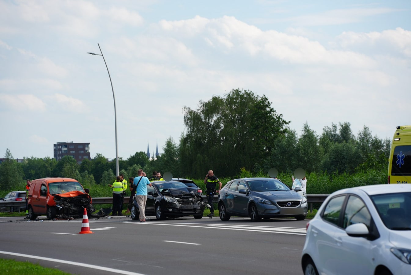 Gewonde bij ongeluk met drie auto’s op N261 bij Waalwijk, twee ...