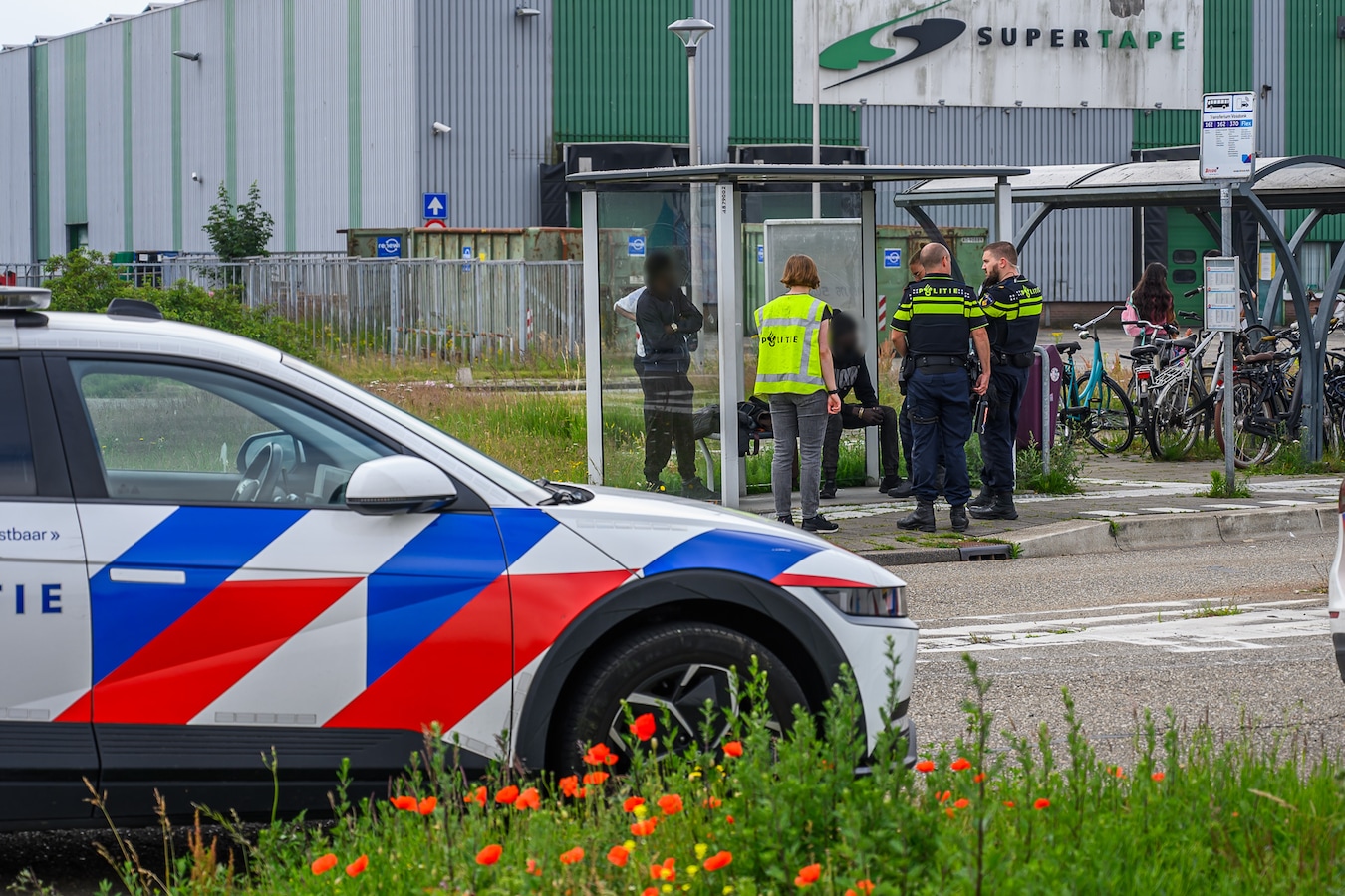 Twee mannen kruipen onder vrachtwagen om mee te reizen naar Calais ...