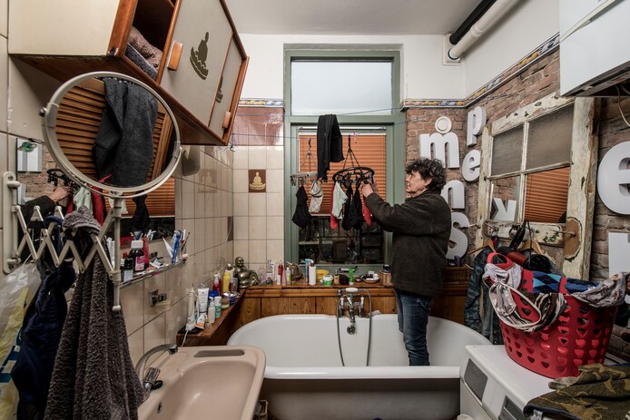 Brigitte is thuis in haar vintage-huis, maar minder in de stad van al ...