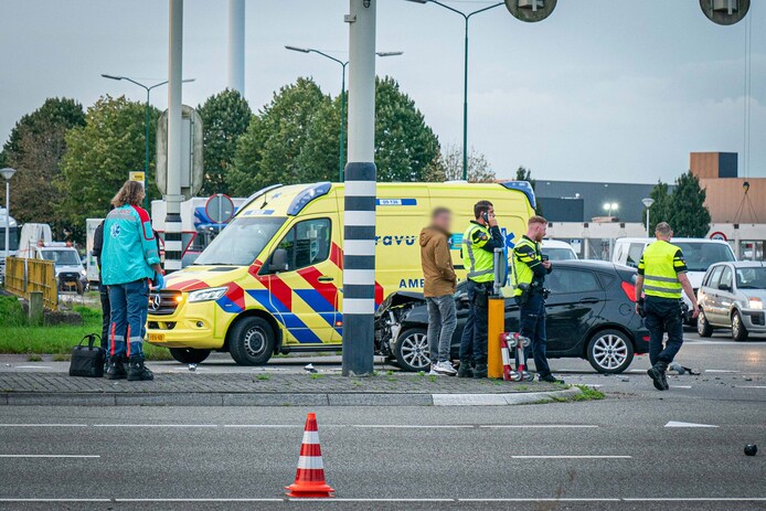 Auto's botsen tijdens ochtendspits in Houten: twee gewonden, flinke file | Utrecht | gelderlander.nl