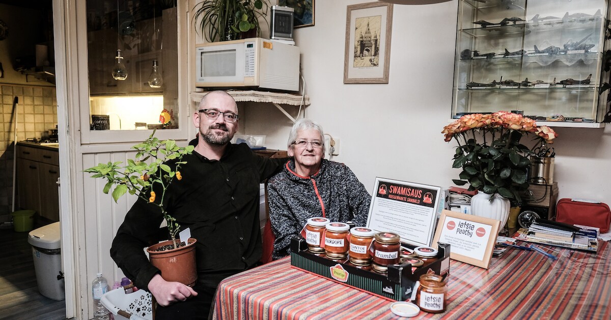 Moeder Anneke en zoon Rudolf kweken pepers en maken sambals: ‘Elke ...