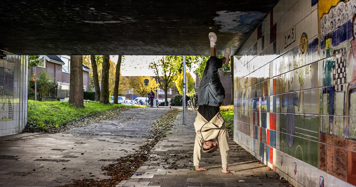 Dagelijkse handstand houdt Sam in balans: twintig keer op zijn handen ...