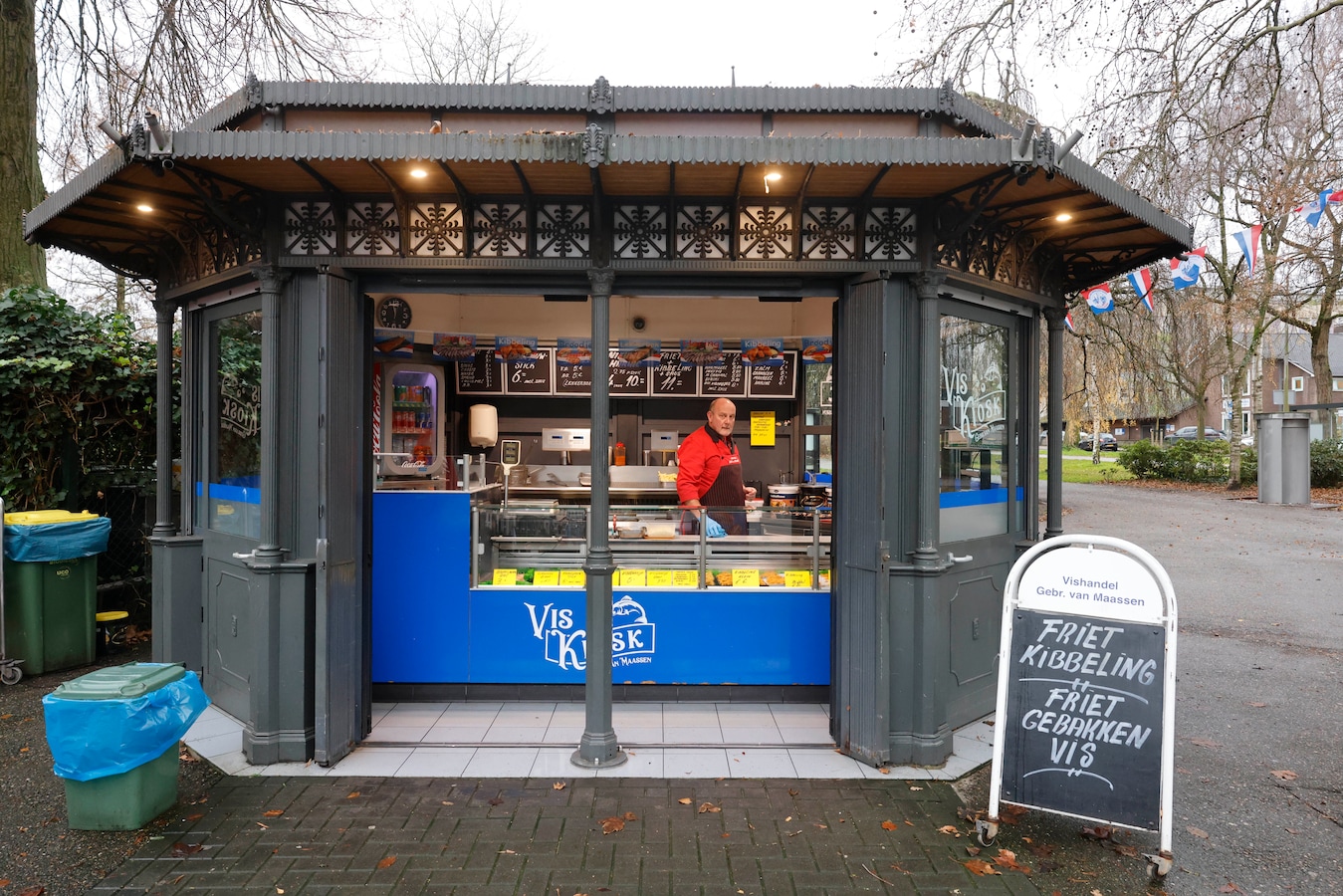 Visverkoper Hein krijgt bij afscheid groot spandoek om zijn viskiosk ...