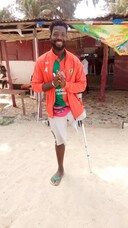 Samen met Yoshua uit Gambia, met elk een kruk in handen, de zee in. Nu ...