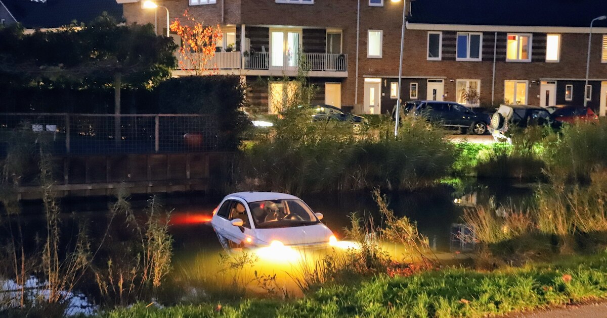 Auto rolt de oprit af, zo de sloot in | 112 nieuws Buren | De ...