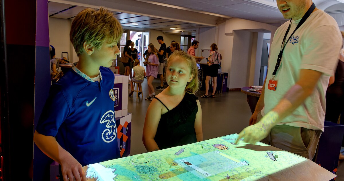 Met je kinderen naar de Dataweek; AI omarmen en verstand erbij houden ...