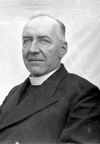 Zeven keer laat de pastoor zich plat in de modder vallen, om te ...