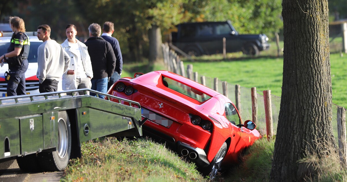 Oeps! Peperdure Ferrari eindigt in de sloot in buitengebied van Ede ...