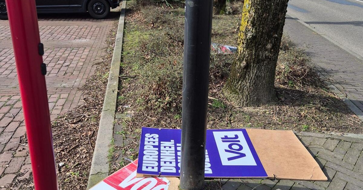 Verkiezingsborden vernield bij station in Wehl: ‘Laten ze met de poten ...