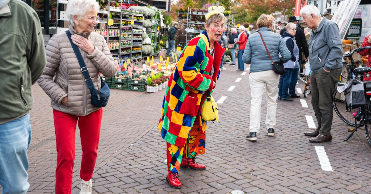 Eenzaamheid doorbreken met kunst en koffie: ‘Pas na de derde vraag hoor ...