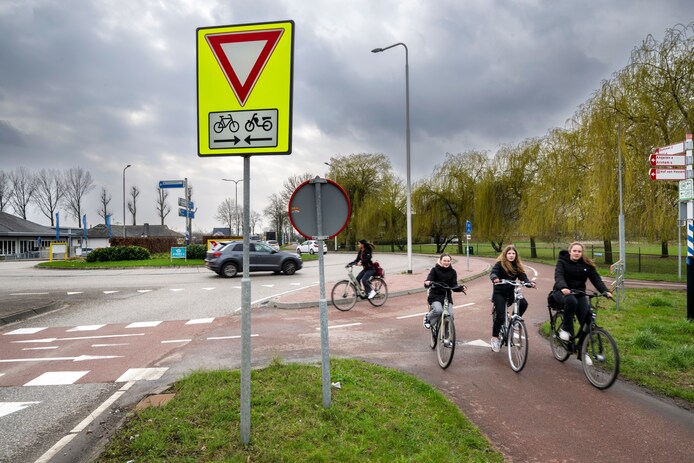 Hoe kan deze veelbesproken rotonde in Huissen volgens jou veiliger ...