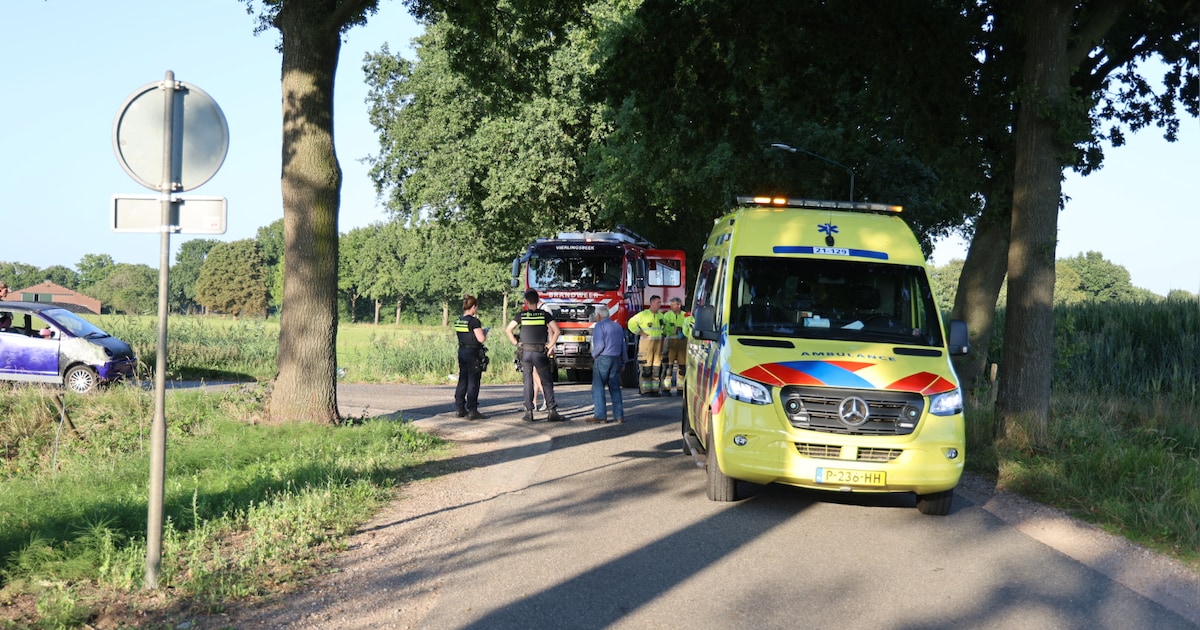 Motorrijder gewond na ongeval op T-splitsing, slachtoffer belandt door ...