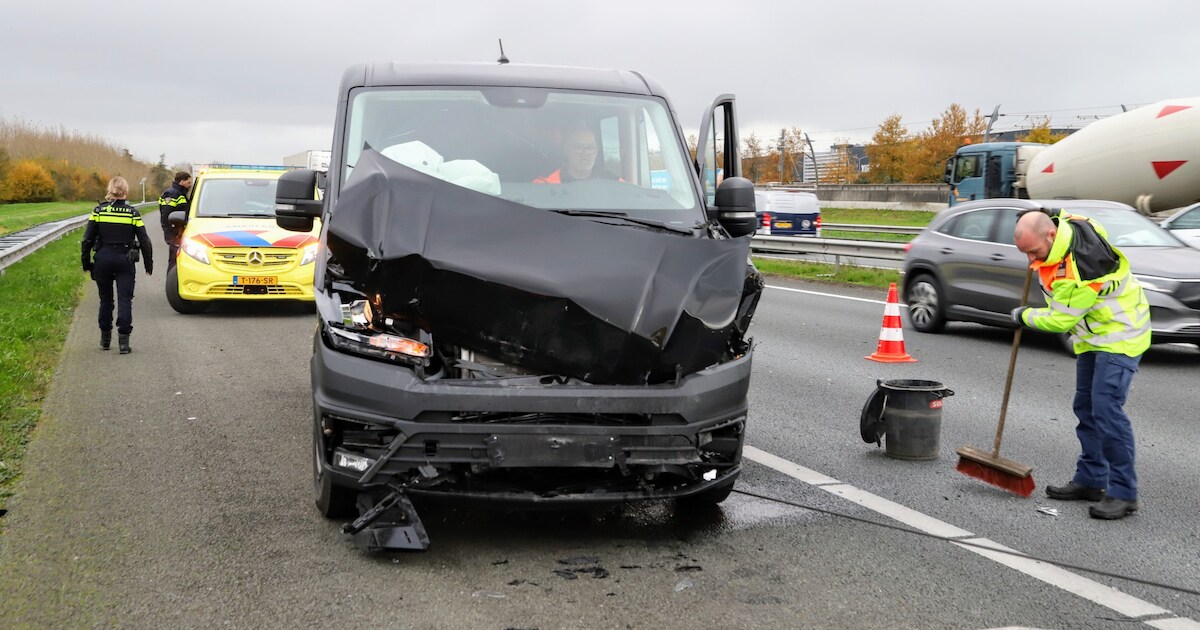 Bestelbus botst op A15 achterop vrachtwagen, verkeer op snelweg loopt even vast | 112 nieuws ...