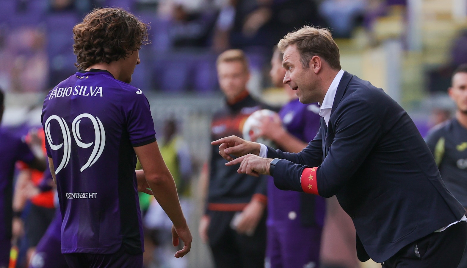 Robin Veldman wint met Anderlecht ondanks eigen goal Wesley Hoedt ...