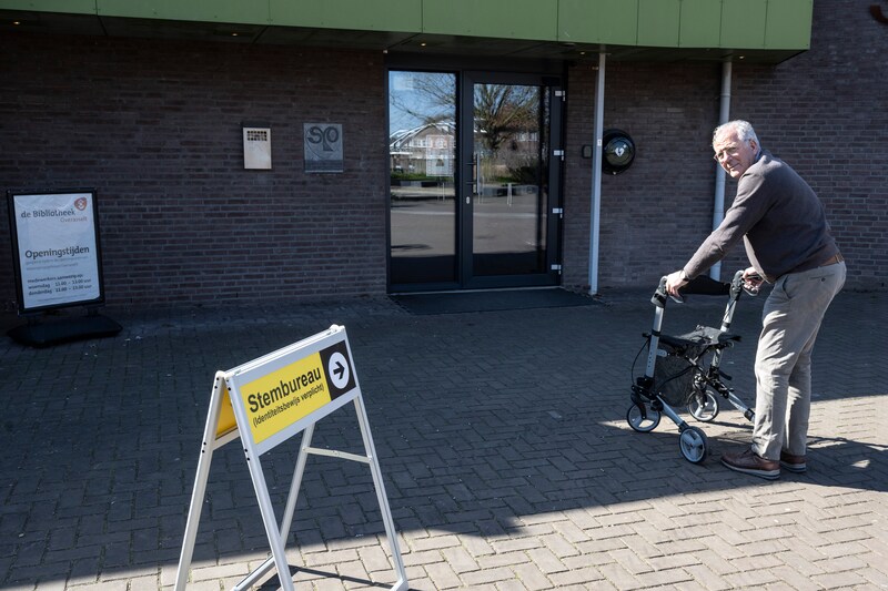 Ton (73) heeft moeite met lopen en mag met de taxi naar het stembureau ...