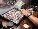 Waarom dit kleine vissersdorp bijna honderd beautysalons heeft: ‘Laten ...