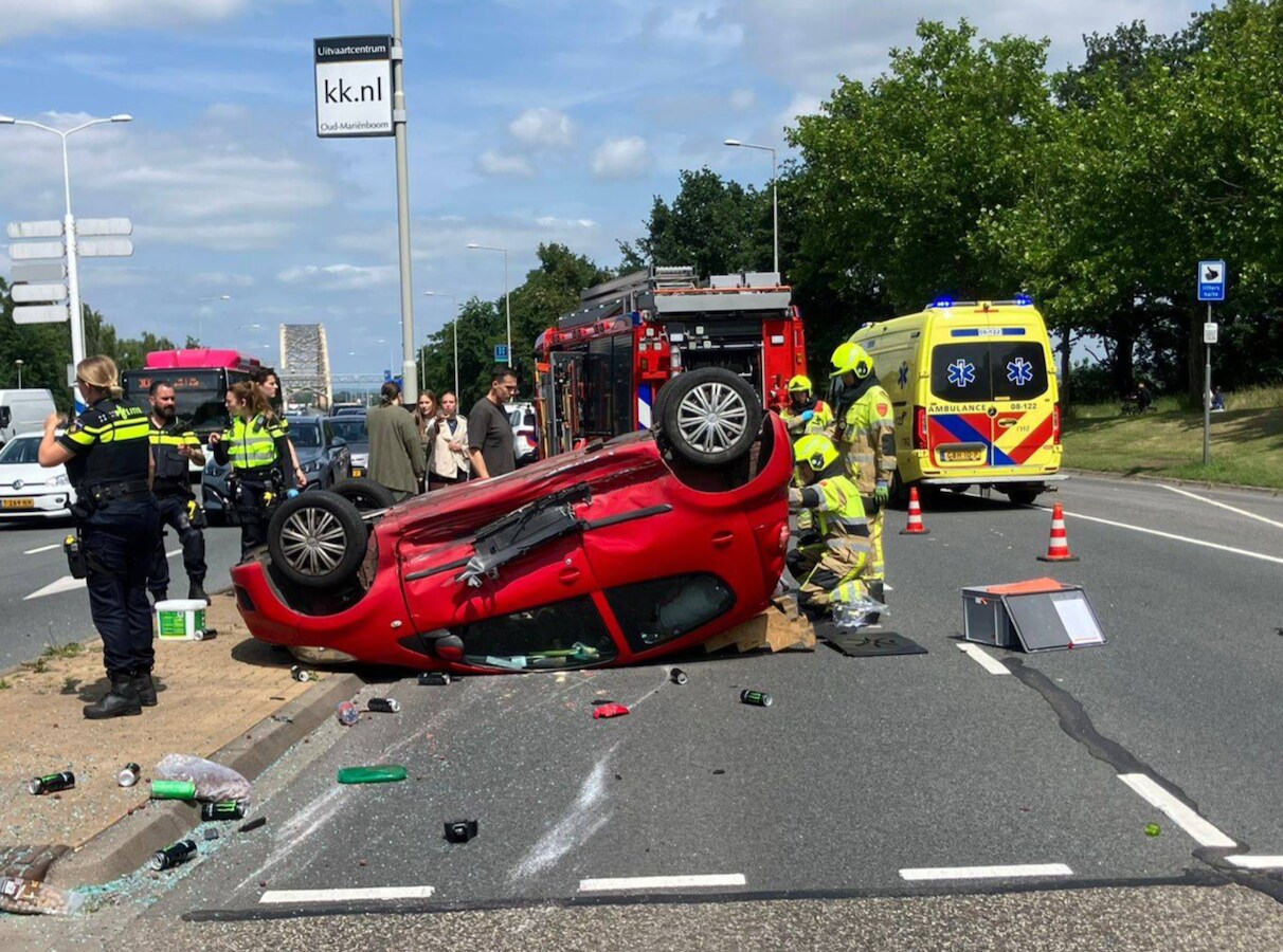 Auto belandt op de kop in Nijmegen | Foto | gelderlander.nl