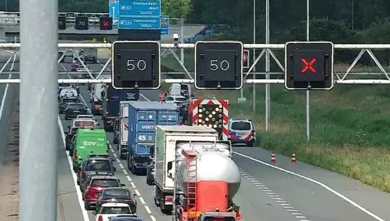 LIVE Verkeer | Botsing Waalbrug zorgt voor flinke verkeersopstopping ...