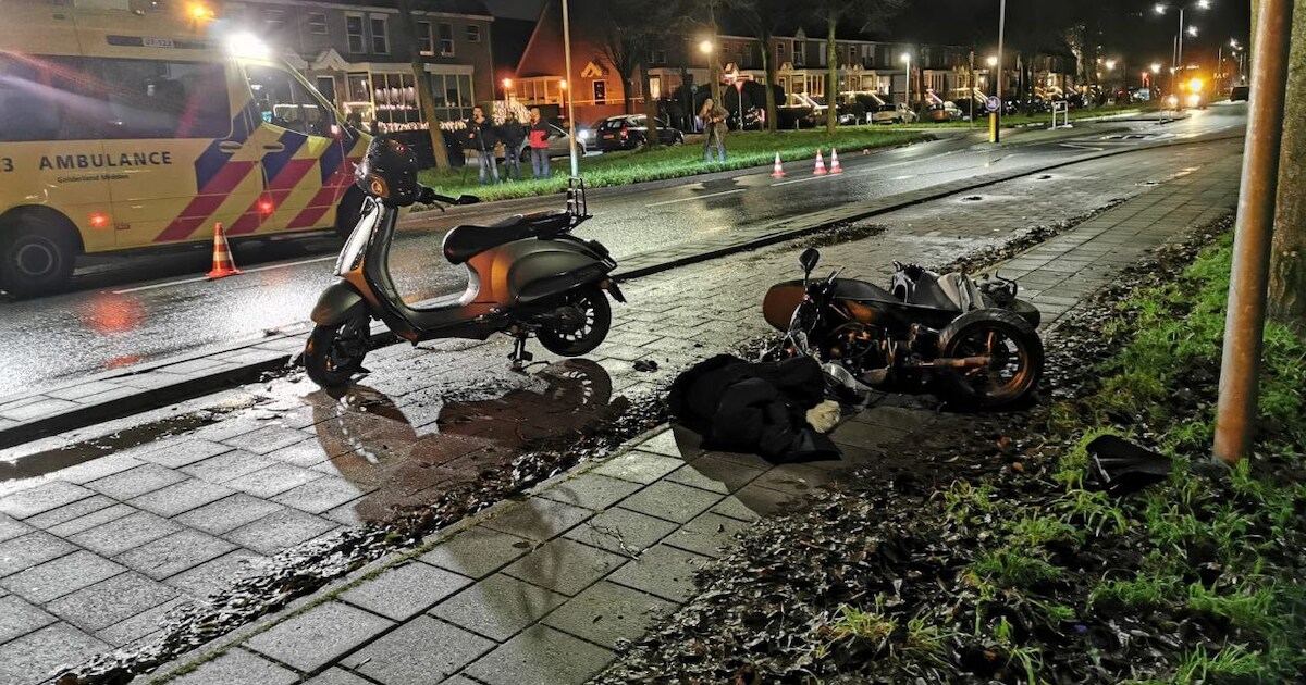 Frontale botsing tussen twee scooters in Ede: twee mensen naar het ...