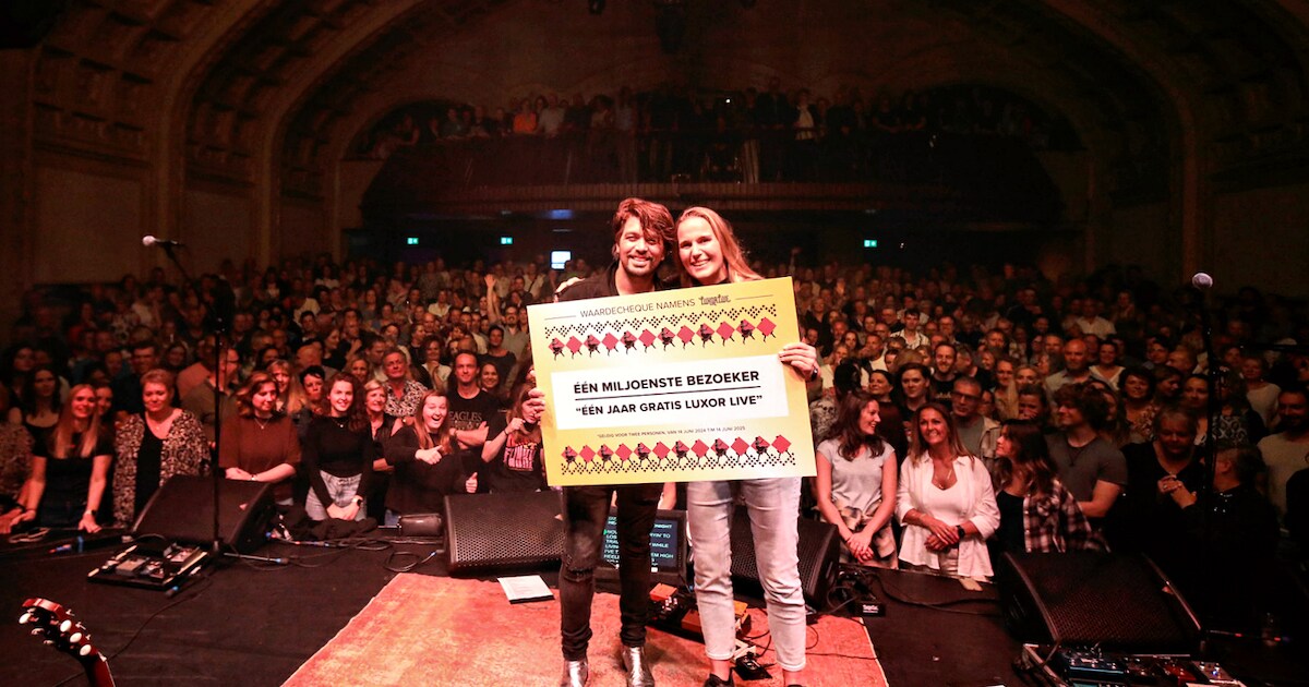 Marieke door Waylon op het podium geroepen, omdat ze de miljoenste ...