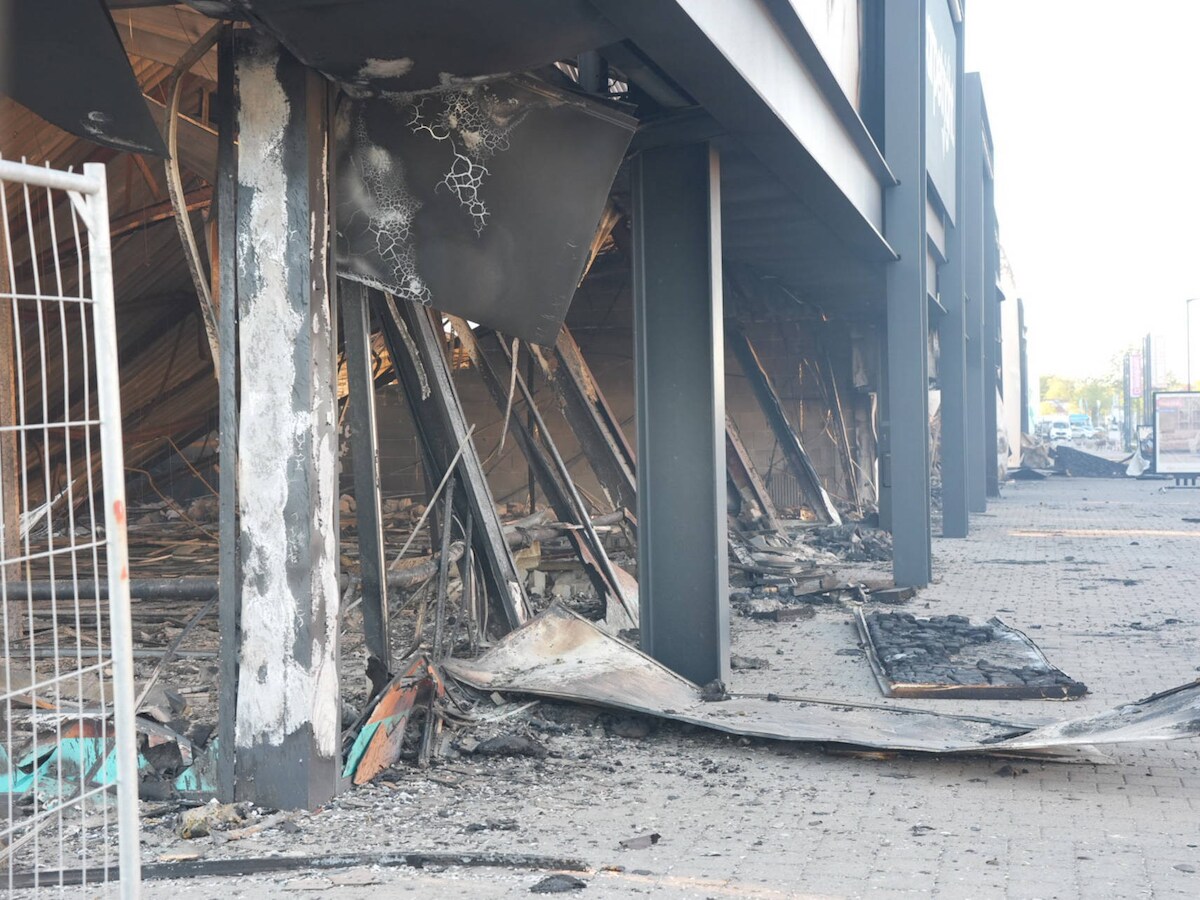 Enorme schade op meubelboulevard in Waalwijk, brand zo goed als uit ...