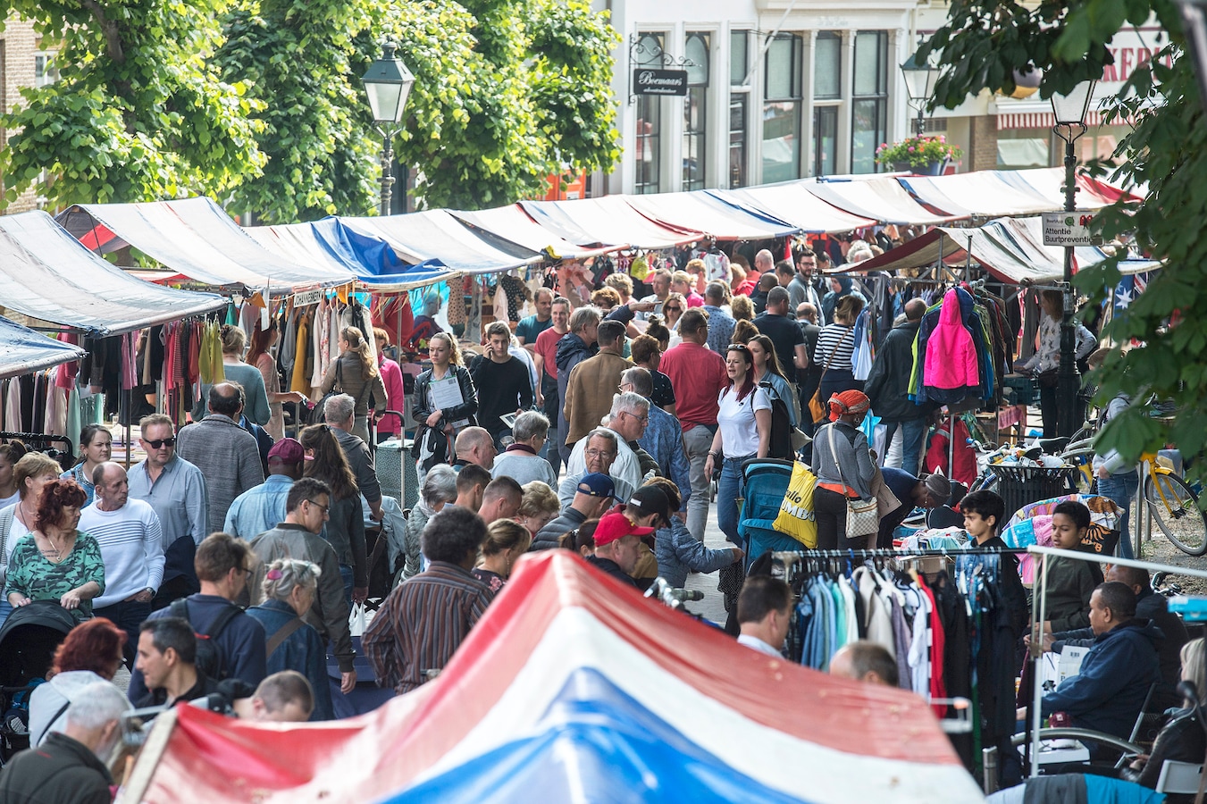 Populaire vrijmarkt Princenhage is gered: ‘Soms staan ze met ...