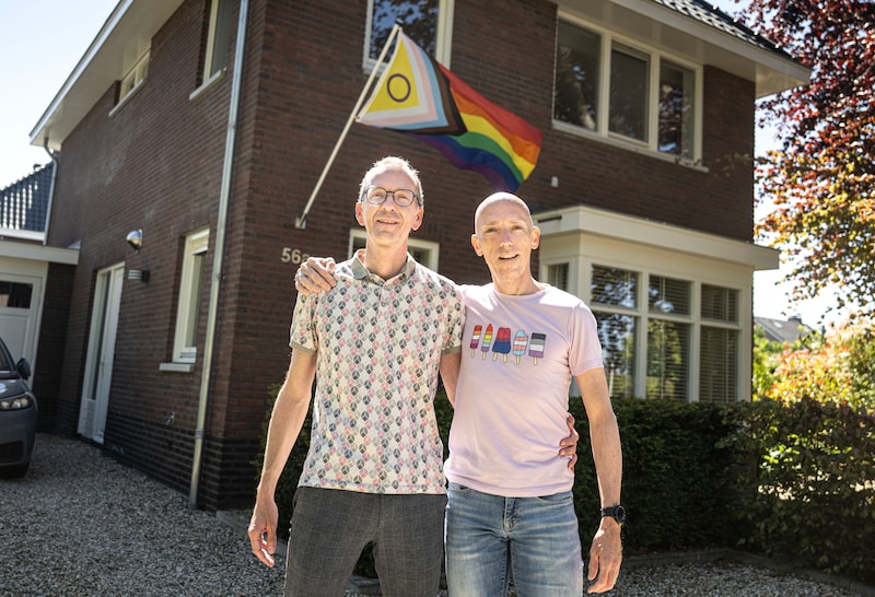 Jongeren proberen Pride-vlag van huis te trekken, maar Eric en Niels ...