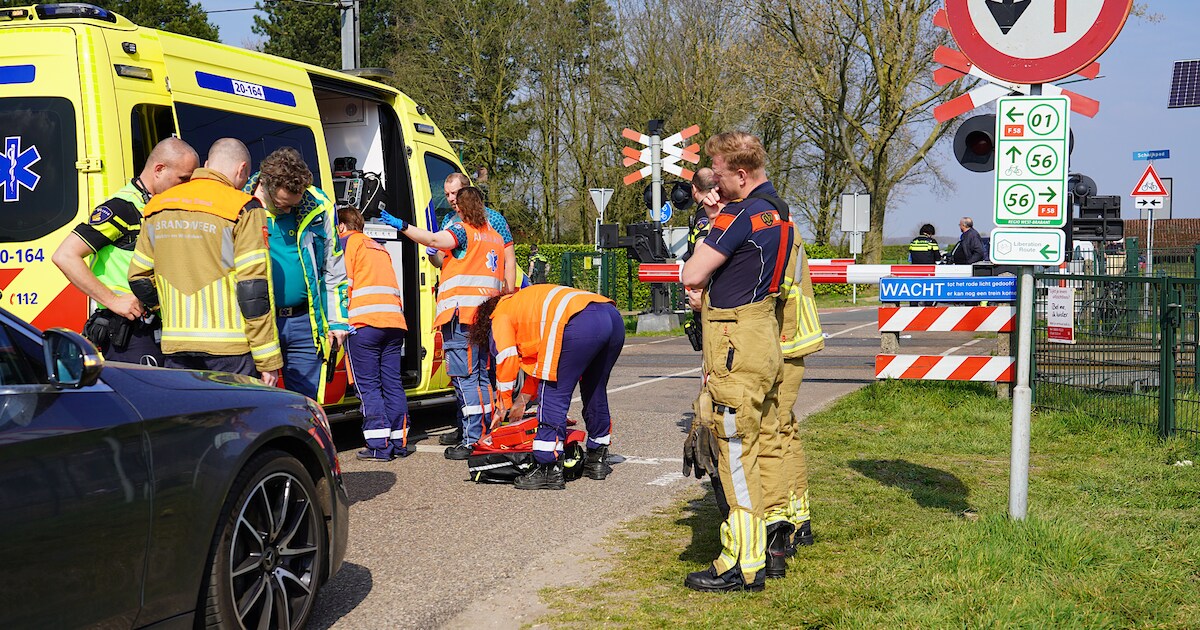 Wielrenner komt ten val bij spoorwegovergang en wordt aangereden door ...