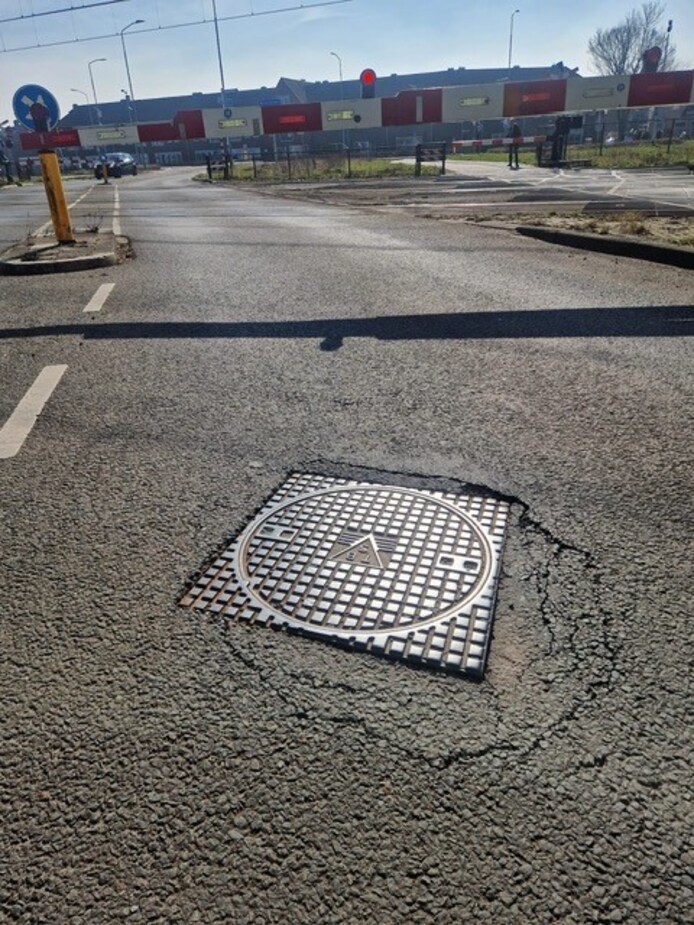Verzakte putdeksels en grote scheuren: omrijden door spoedwerkzaamheden ...
