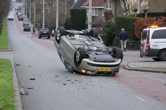 Auto slaat over de kop bij botsing: bestuurder gewond | 112 nieuws ...