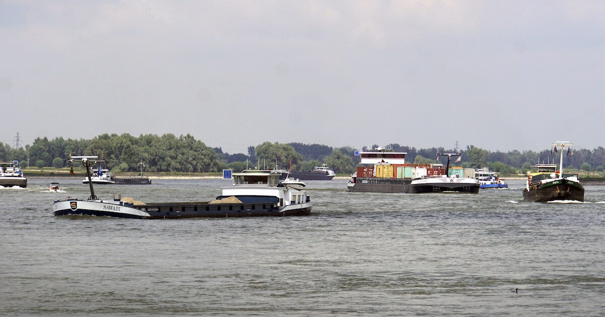 Waal zakt naar laagste stand dit jaar: alle scheepvaart met minder ...