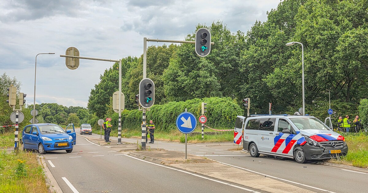 Politiebus knalt op kruising in Doetinchem tegen auto, weg zit dicht ...