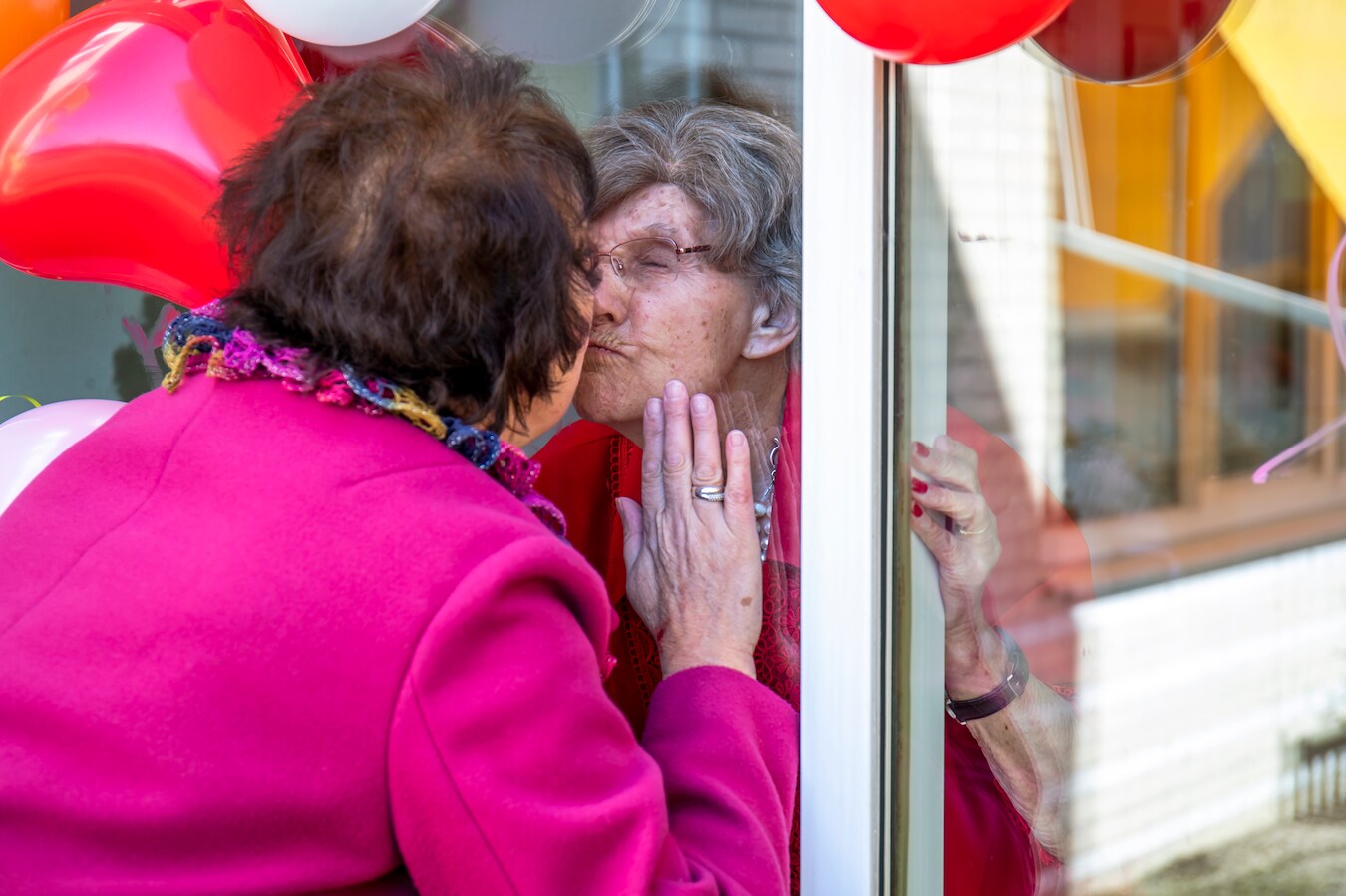 Louise (66) zit elke dag voor het raam bij het verzorgingshuis van haar ...