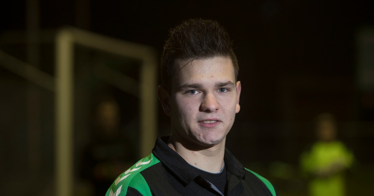 Pech bij heldenrol: doelman wordt per ambulance afgevoerd na gestopte ...