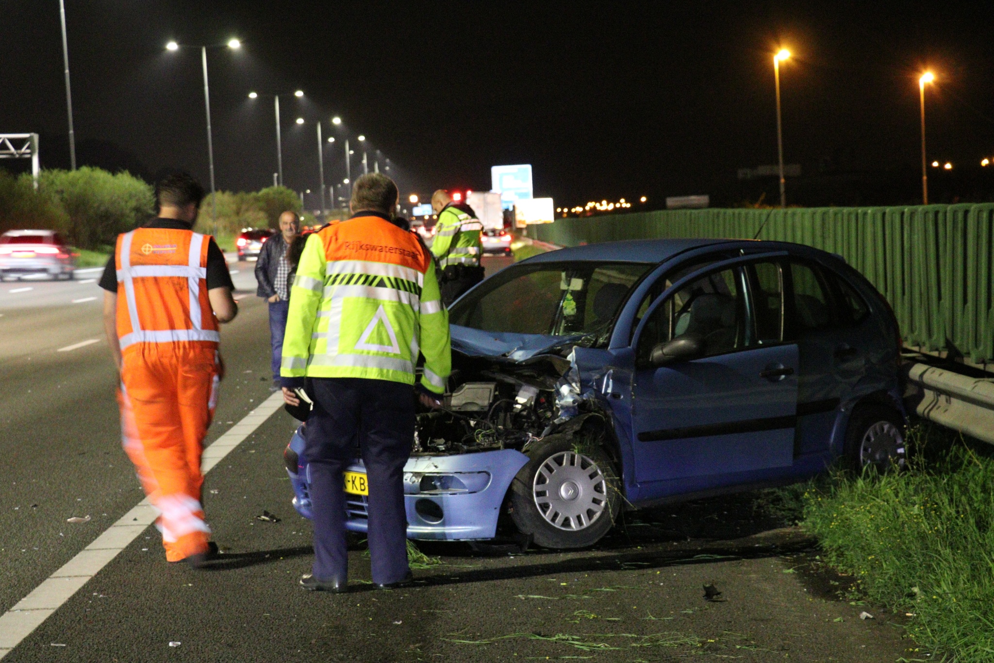 Bestuurder met ‘natte broek’ komt na botsing met vrachtwagen op de A12 ...