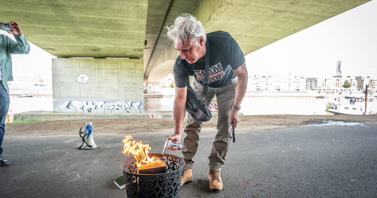 Protest Arnhem: Wagensveld steekt koran in de brand • Actie tegen ...