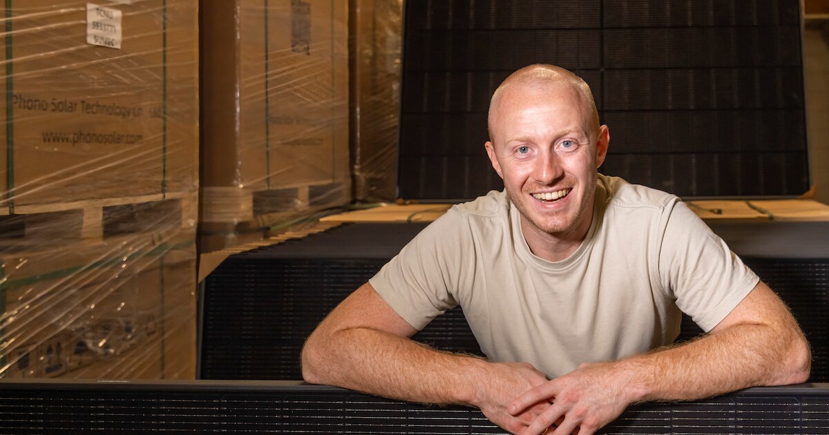 Gezinnen zien duizenden euro’s voor zonnepanelen niet meer terug: Nathan (29) schiet ze te hulp ...