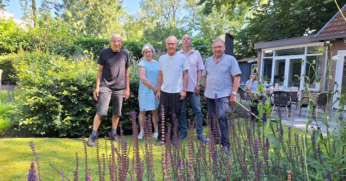 Handen uit de mouwen in tuin van De Honingraad | Regio | De Gelderlander.nl