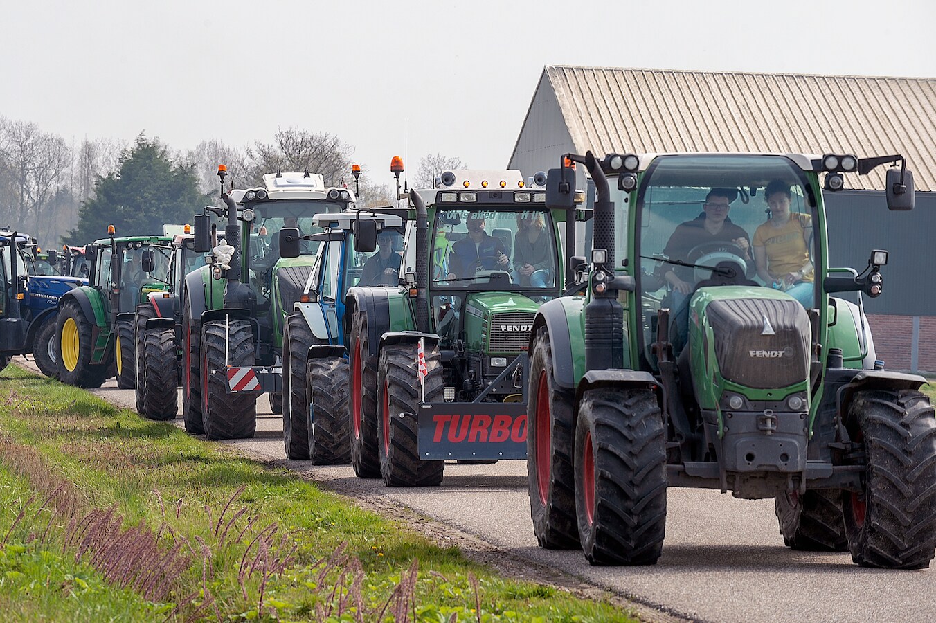 KPJ Steenbergen toert met 55 brullende tractoren door West-Brabant ...