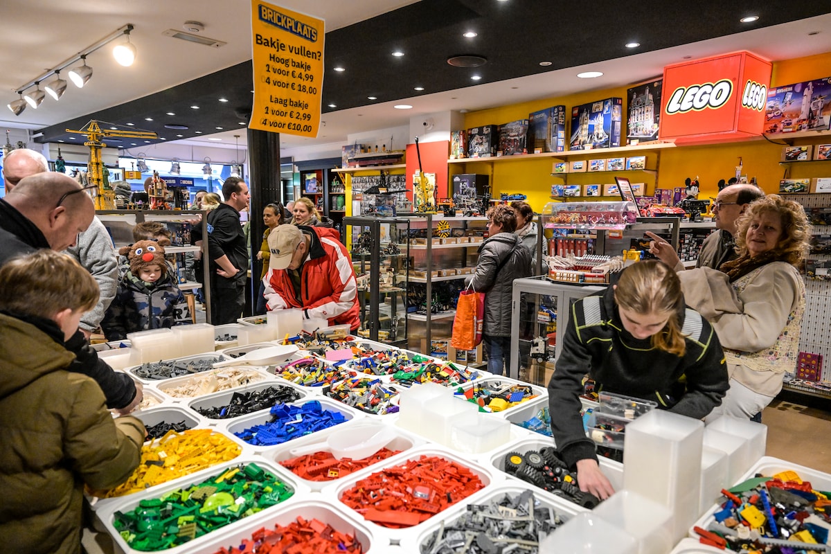 Drukte op eerste dag Lego-winkel Oss: ‘Ver voor openingstijd stonden ze ...