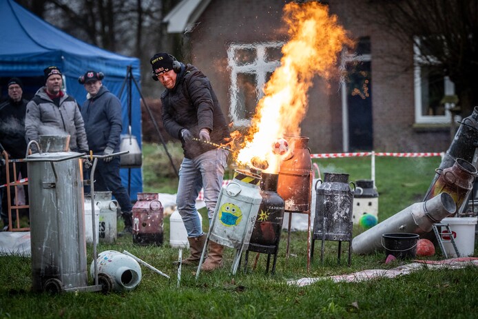 Carbidschieten in beeld. Zo gaat de Achterhoek knallend het nieuwe jaar ...