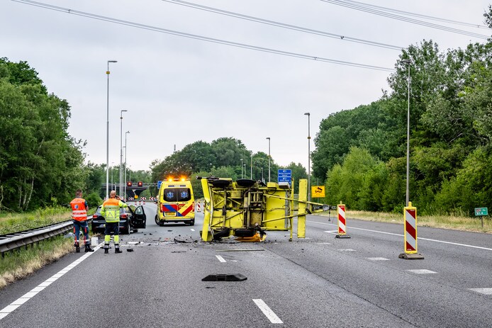 Automobilist valt in slaap en klapt op pijlwagen, weg bezaaid met brokstukken | Eindhoven ...